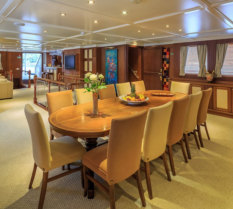 Dining Table Image Gallery – Luxury Yacht Browser | by CHARTERWORLD ...